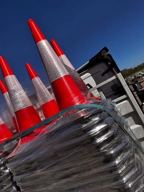 TRAFF TEX 75cm Road Traffic Cone - Pallet/100 units | OAKEYS Safety Ltd