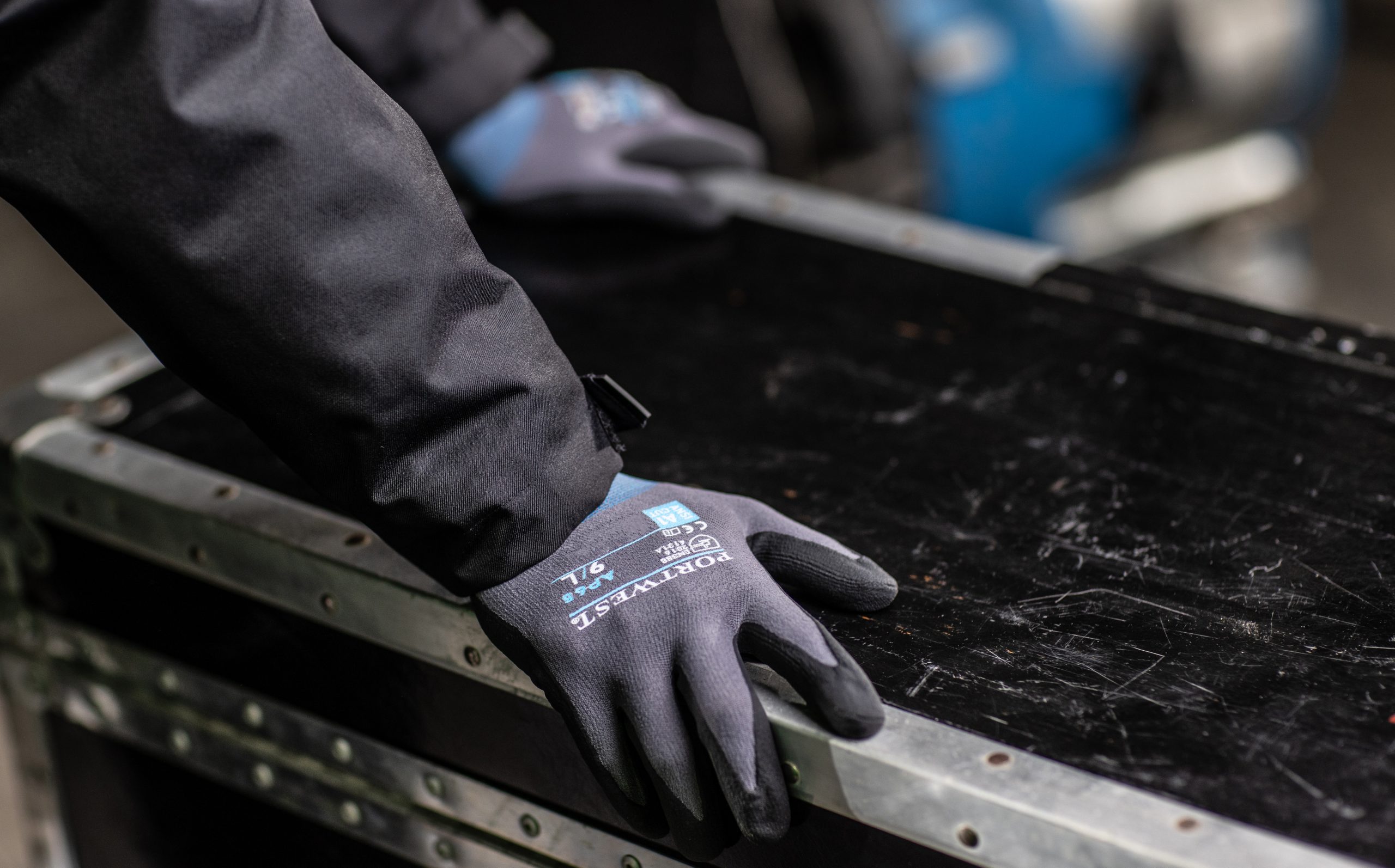 What type of gloves can best protect against wood splinters?