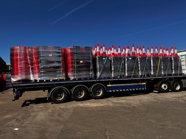 TRAFF TEX 75cm Road Traffic Cone - Pallet/100 units | OAKEYS Safety Ltd